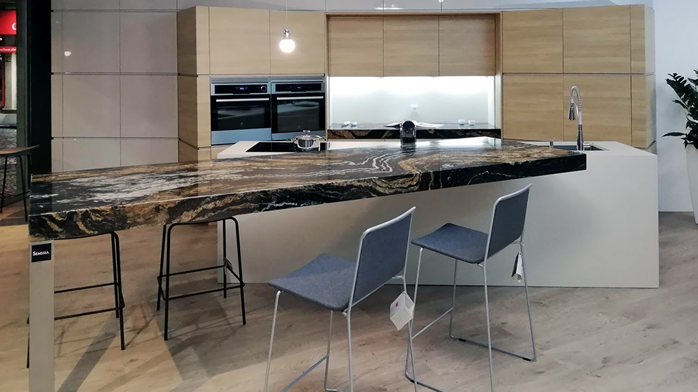 Kitchen in. O seu estúdio de cozinhas, casas de banho e roupeiros